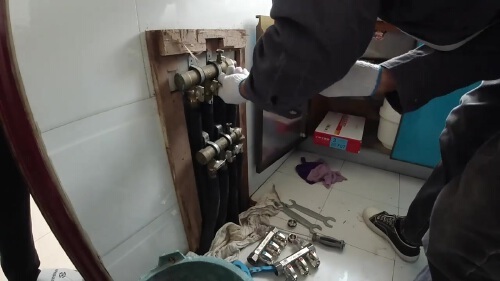 更换地暖分水器,视频实操讲解,专用工具拆装演示
