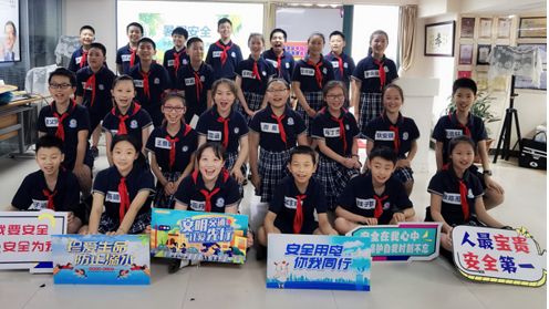 小学生社会实践举办安全行活动