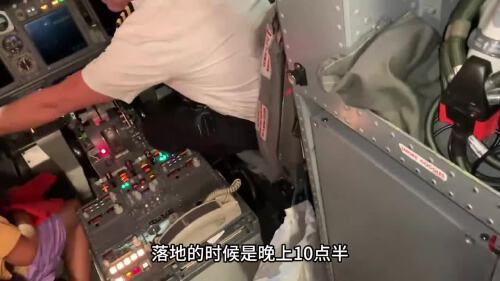 孩子们第一次参观飞机驾驶室,还体验了一把开飞机