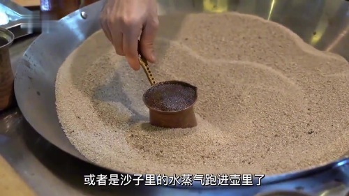 一杯咖啡的奇妙转变是如何在沙中悄然发生的