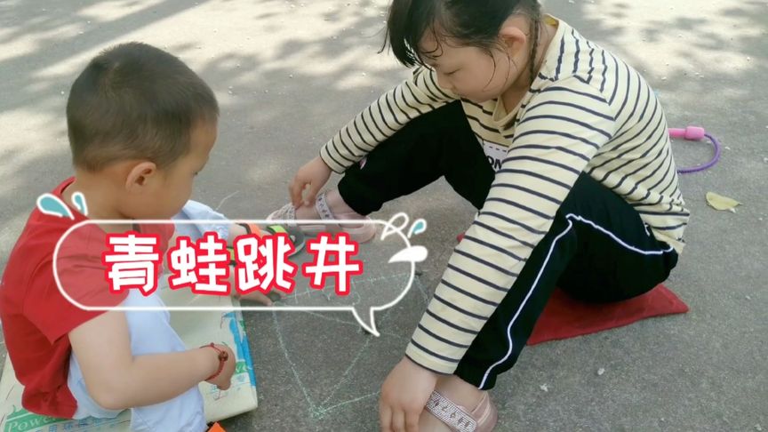 孩子的模仿力真强大,教了几遍青蛙跳井的游戏,可学会了!