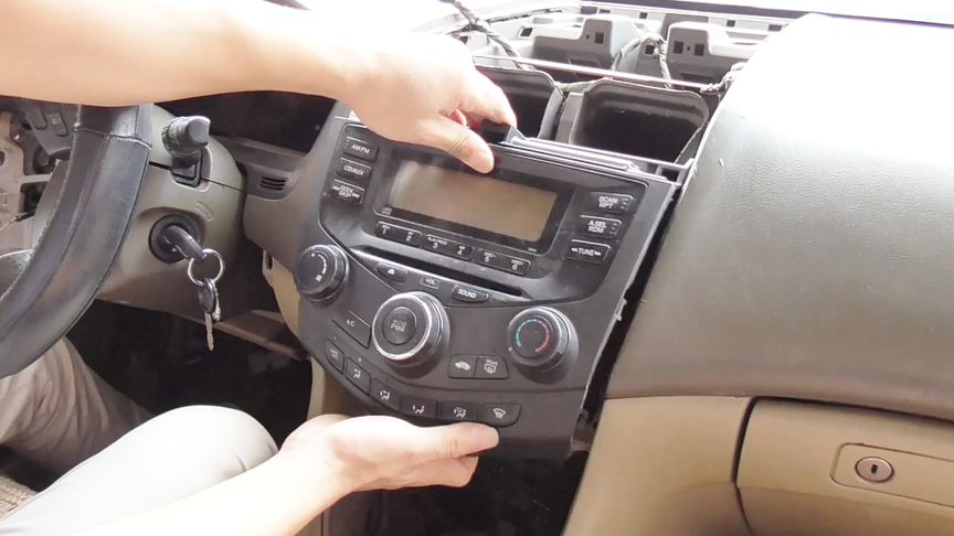 其实还是原装汽车CD机音质好,因为不读碟所以小雄拆下来维修