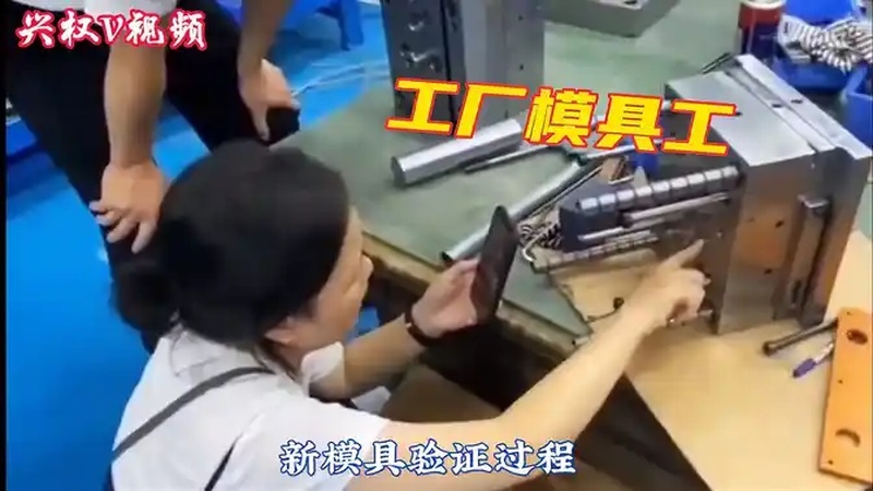 工厂上班族,都说这工作工资高,看看这工作辛苦累是必然的