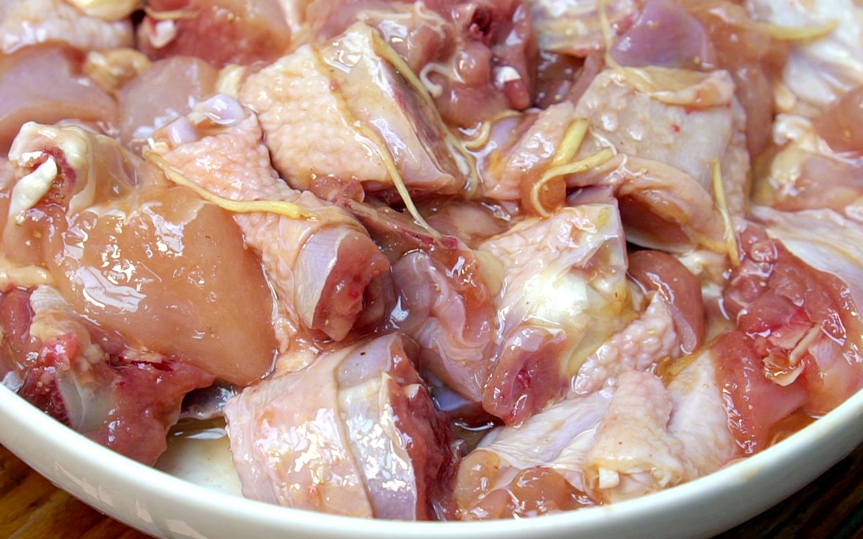 【客家五指毛桃焗鸡】鸡肉这样做太香了,不蒸不炖不红烧,咸香味美,...