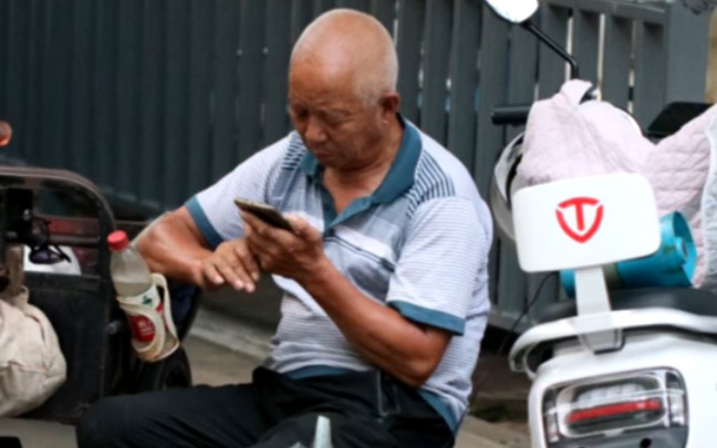 磨刀这个职业似乎很少遇到了。爷爷一天才接了两个生意。和铁刀的...