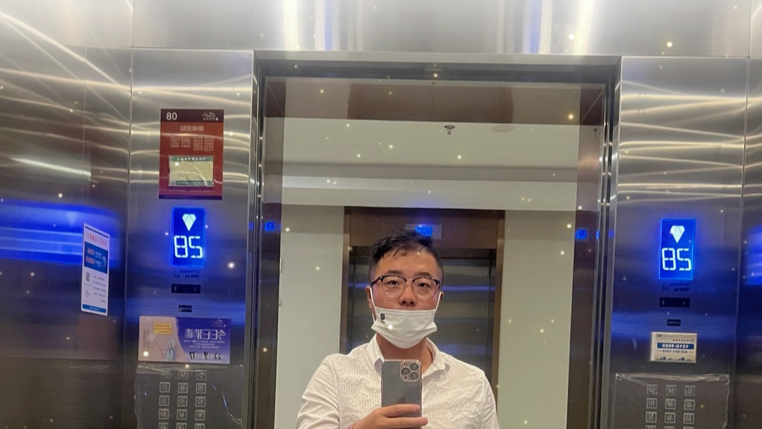 为了博得他人的称许与微笑,我战战兢兢的将自己套入所有的模式、...