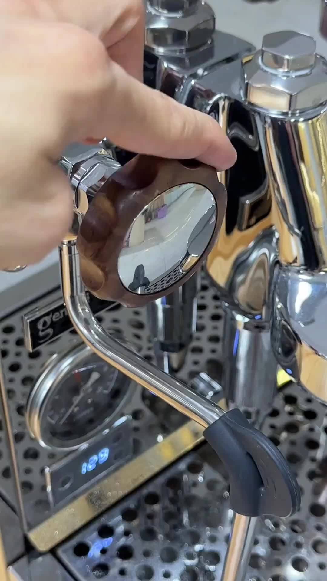 一杯油脂丰厚的牛奶咖啡制作