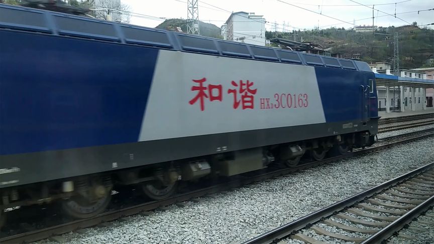 K1158次列车和两列货车先后驶过旬阳车站