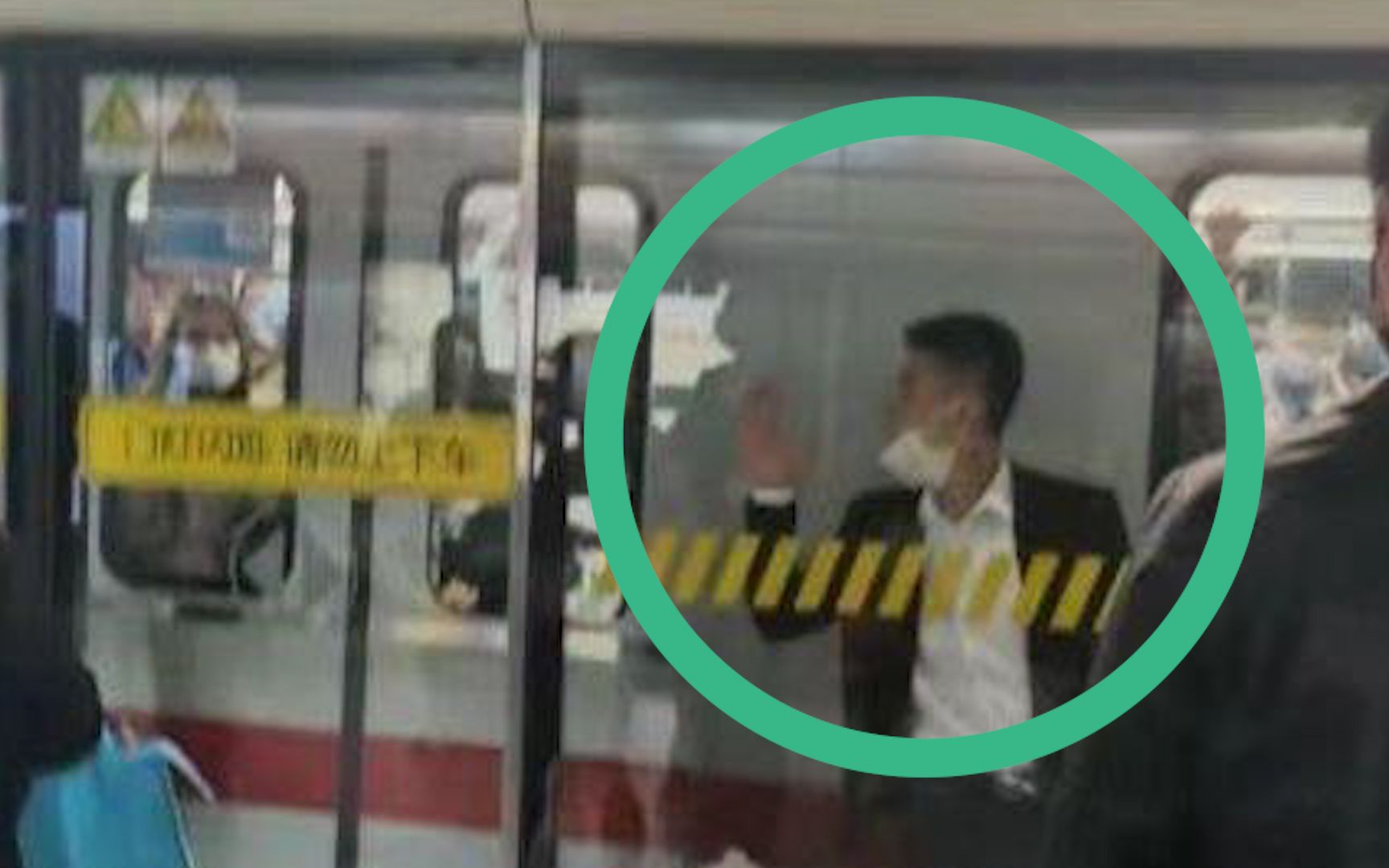 惊险!上海地铁一男子被夹屏蔽门和列车之间 官方还原事发经过