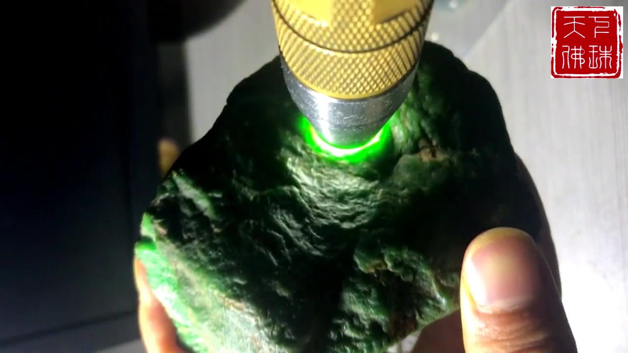 赌石现场,精品“翡翠原石”就敲掉一个角,直呼大涨!