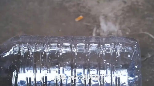 小伙用塑料瓶制作出一款简易的净水装置,成品效果真不错