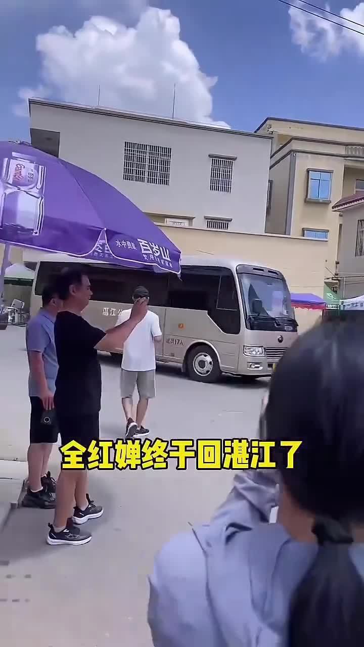 全红婵终于回家了家门口被围得水泄不通!