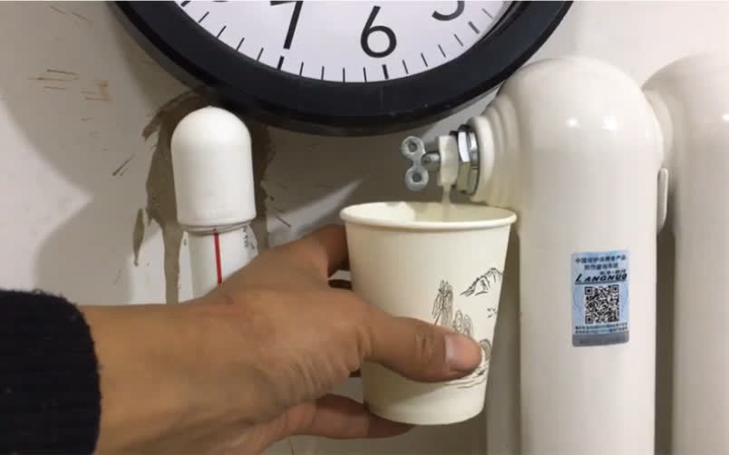暖气不热怎么办?教你如何给暖气片排气,屋里温度立刻上升