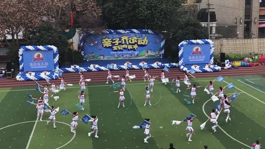 多才多艺的幼师在运动会开幕式跳了“旗开得胜”,甩旗动作太帅了