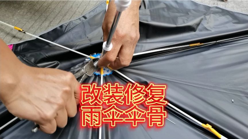 小女孩心爱的小花伞伞骨断了,央求三哥修好,三哥努力改装修复。