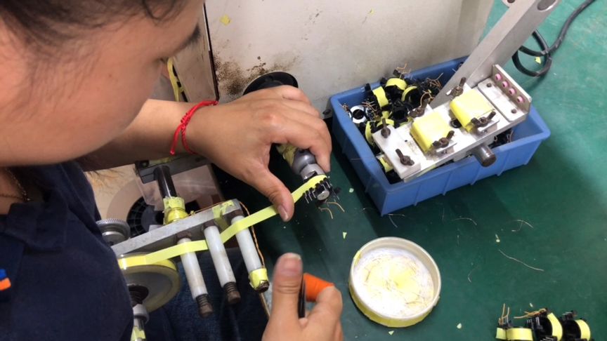 农村工厂,计件工资100左右一天,镇里的高薪企业,工人很特殊。