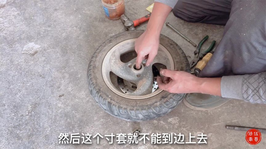 电动车行驶中前轮异响怎么维修,修车师傅用一招,一会就搞好了