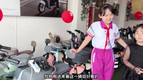 妈妈想换电动车,晨妤觉得粉色好