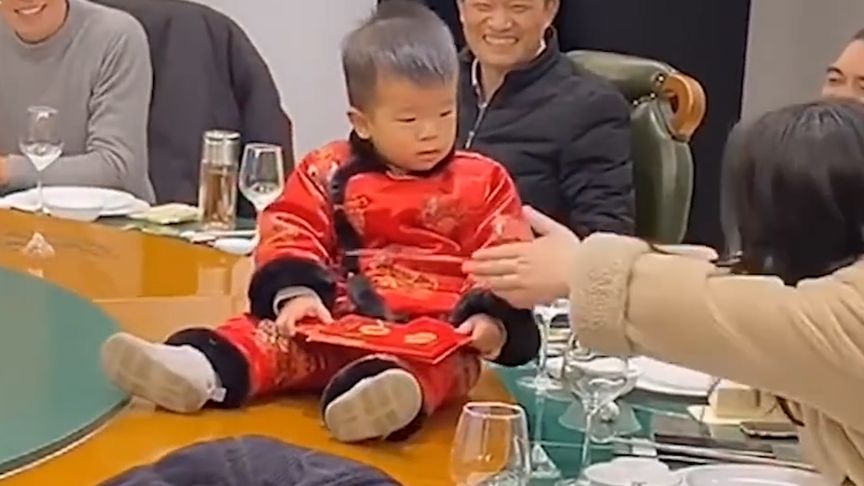 萌娃被放到旋转餐桌上转圈收红包,网友:让我坐上去转一圈吧