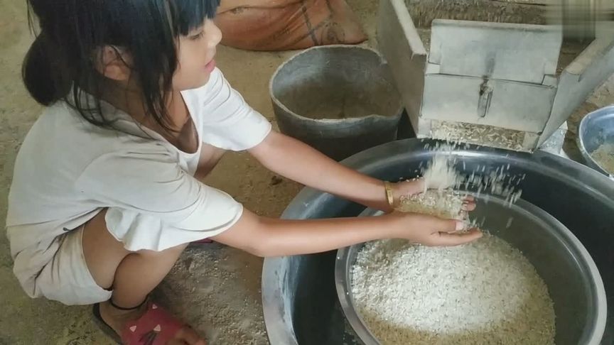 山里瑶妹成长记:她跟爸爸去碾米,见识了稻谷变成大米的全过程
