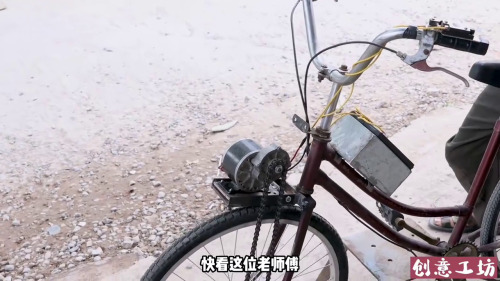 大叔智慧超群,居然把自行车打造成电动单车,速度堪比嘉陵仔摩托