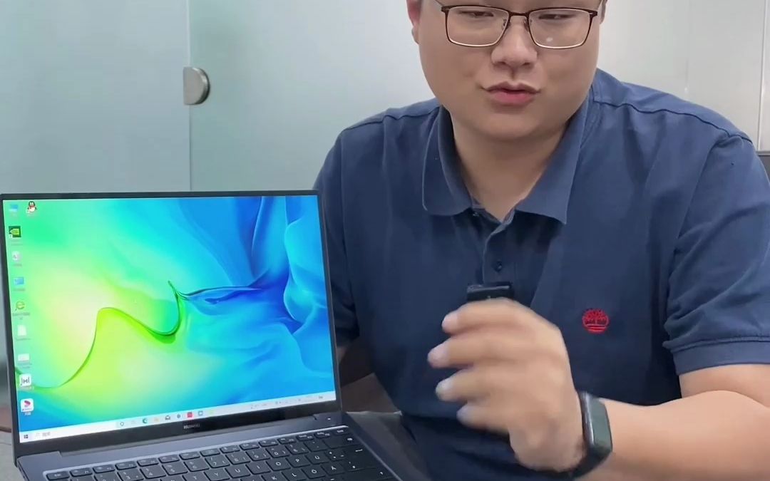 华为的matebook 14商务轻薄本,隐藏式摄像头,以及指纹解锁模块,更能...