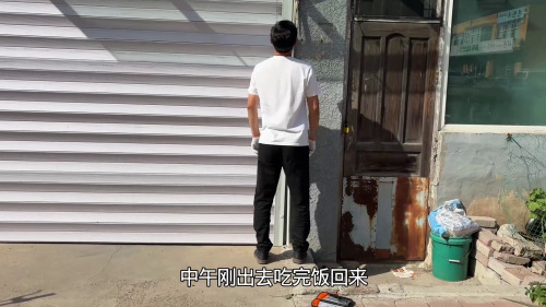 电动卷帘门又坏了,大成子带上朋友们来修理,新红跟老爸告啥状?
