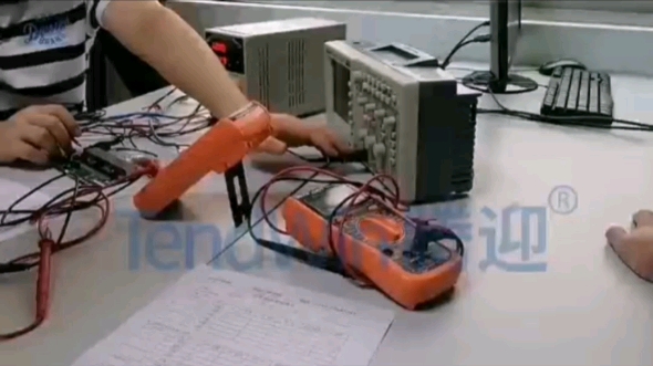 #硬件工程师实战课程,老师正在讲解示波器及其他硬件仪器的调试测试,...