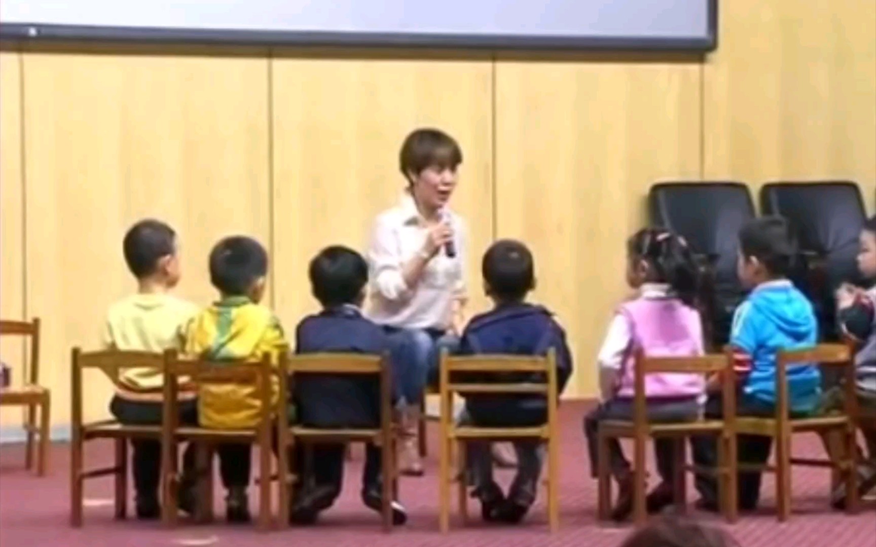 幼儿园小班社会教育活动:《洒水车》