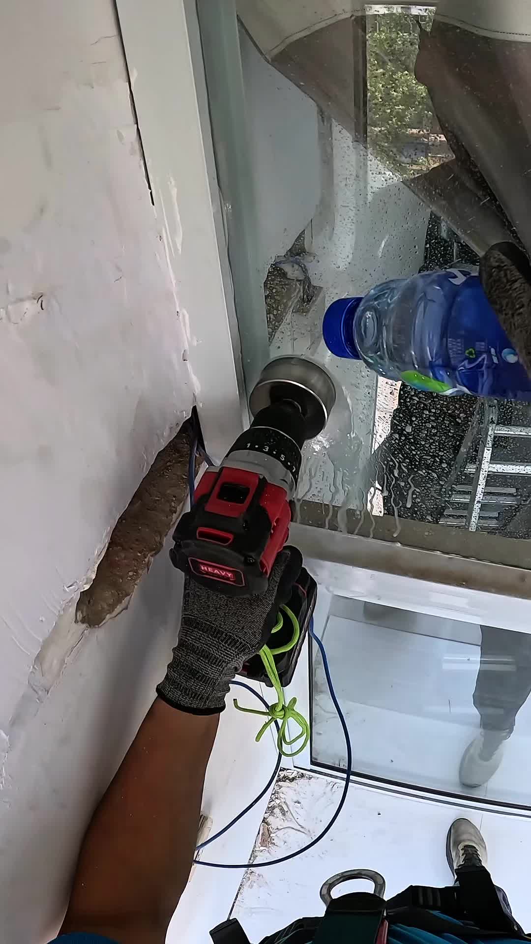 玻璃打孔失误瞬间#空调 #空调安装 #家电维修 #大有工具 #大有电钻