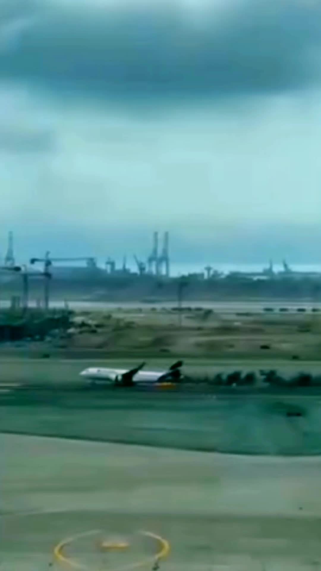 南美洲LATAM航空的一架空客A320neo客机在起飞滑跑过程中,与一辆...