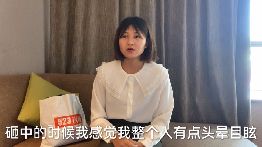 工地打工:打工妹去工地现场意外被砖头砸伤脸部,事后吐血吓傻了