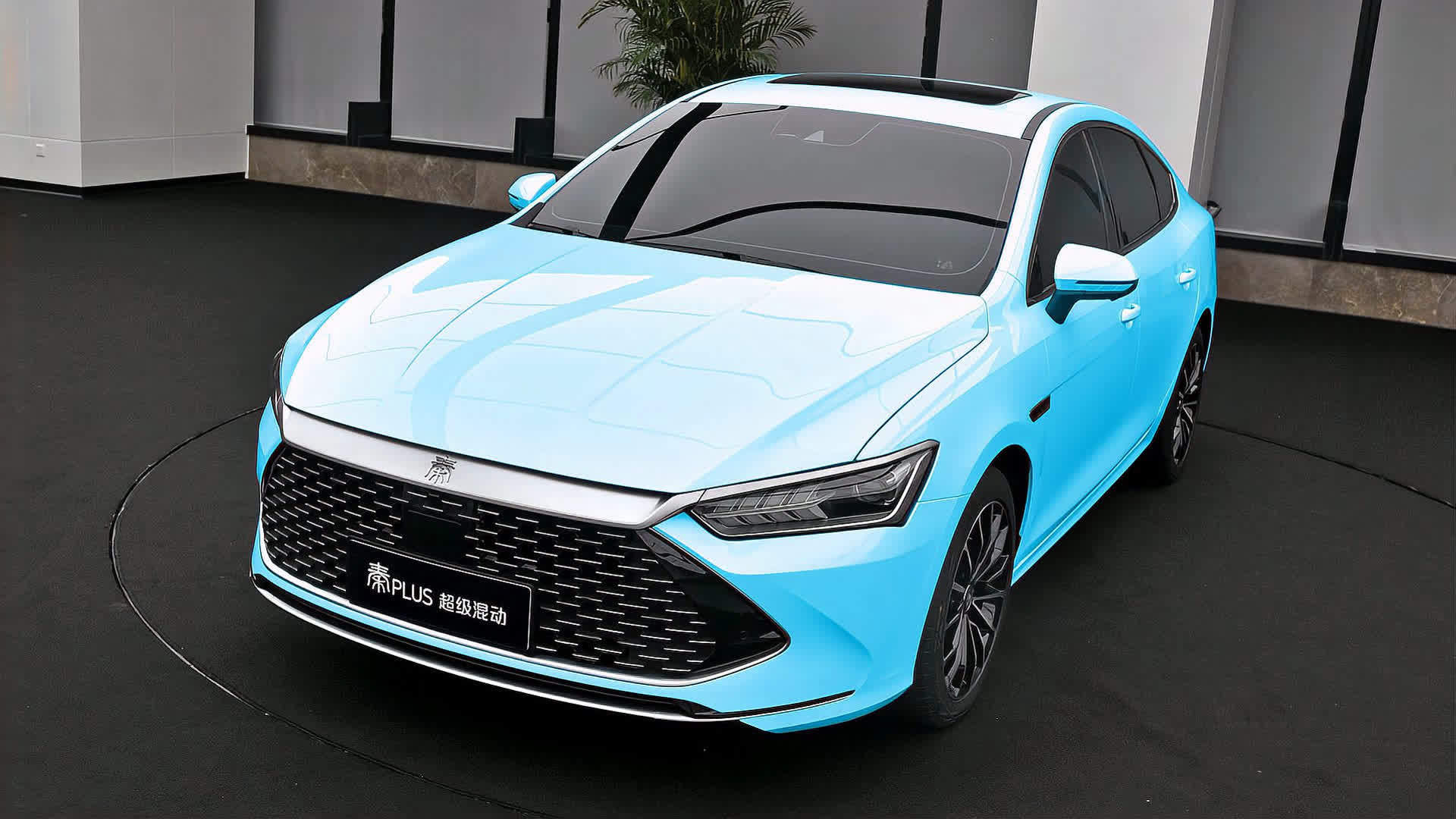 比亚迪超级混动轿车上市,10.58万起售,油耗3.8L,续航1245km!