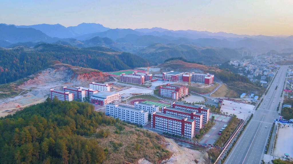 寻找最美校园之——贵州省松桃高平实验学校。
