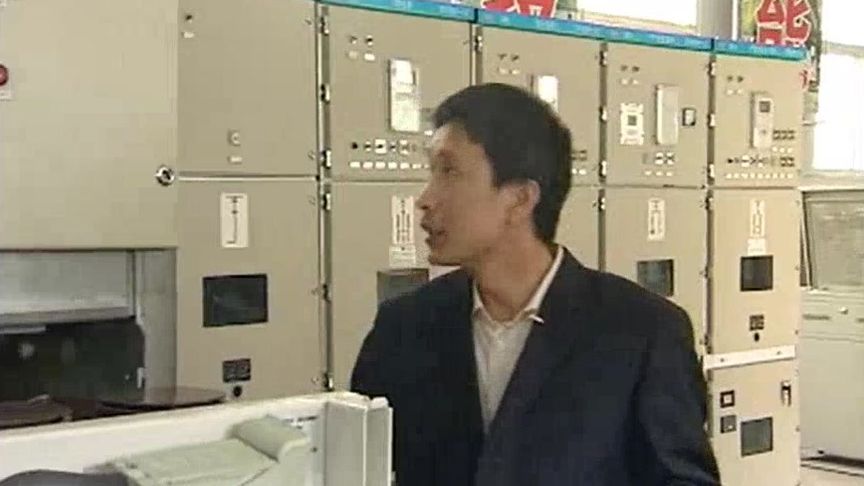 老师演示真空断路器操作