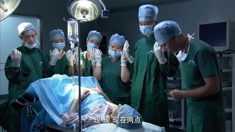 孕妇生孩子算时间,医生护士在旁候着,奇葩