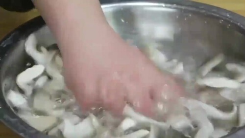 教你一道好吃的下饭菜,营养又美味,做法简单,比吃肉还香