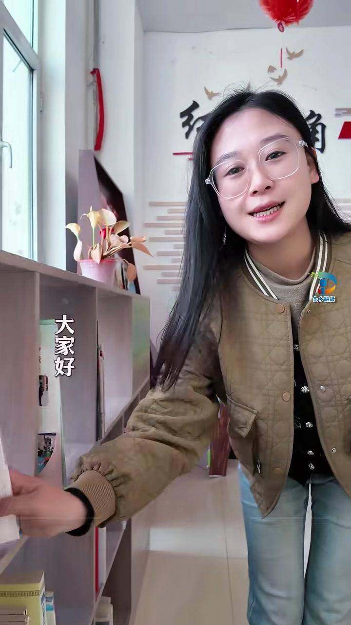 #全民阅读#主播谈阅读当指尖不再滑动屏幕的瞬间,书页间的油墨香正...