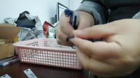 百乐多功能笔安装笔芯方法