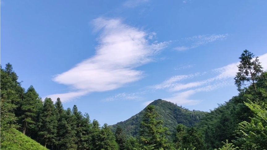 苍翠的群山重重叠叠志同道合的朋友唱歌跳舞嘻嘻在山水间