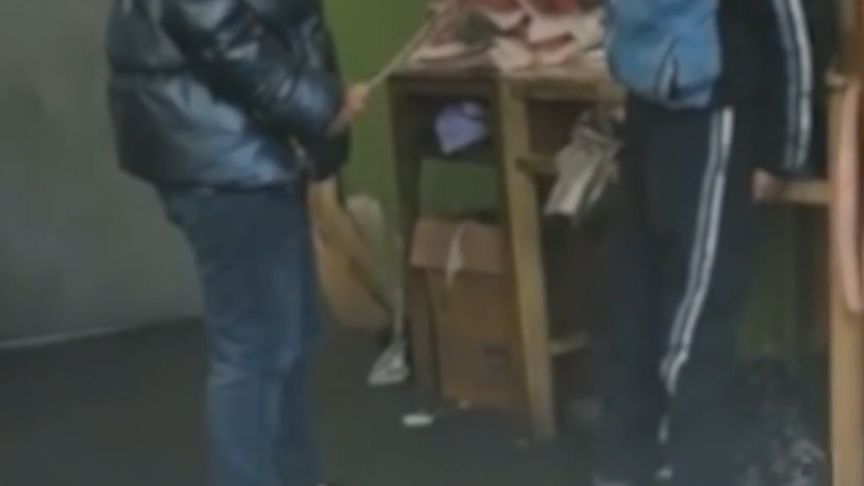 衡水一小学老师体罚抽打学生,教育局:教师已解聘,追究法律责任