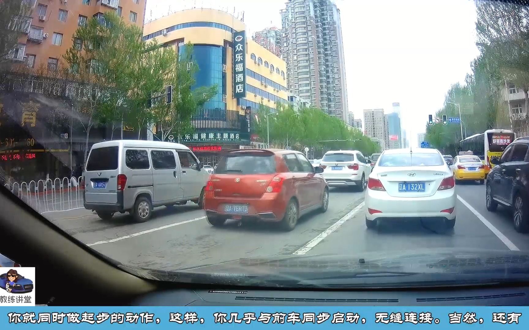 新手司机问:手动挡车路口等信号,应该挂一挡还是空挡?