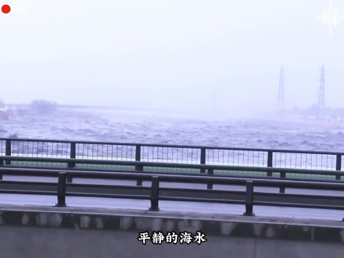 地震海啸爆发太凶猛了,房屋车辆被夷为平地