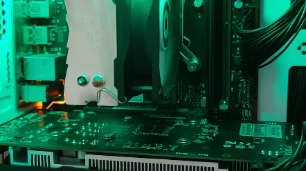 电脑开机,键盘和显示器没反应,是什么原因?