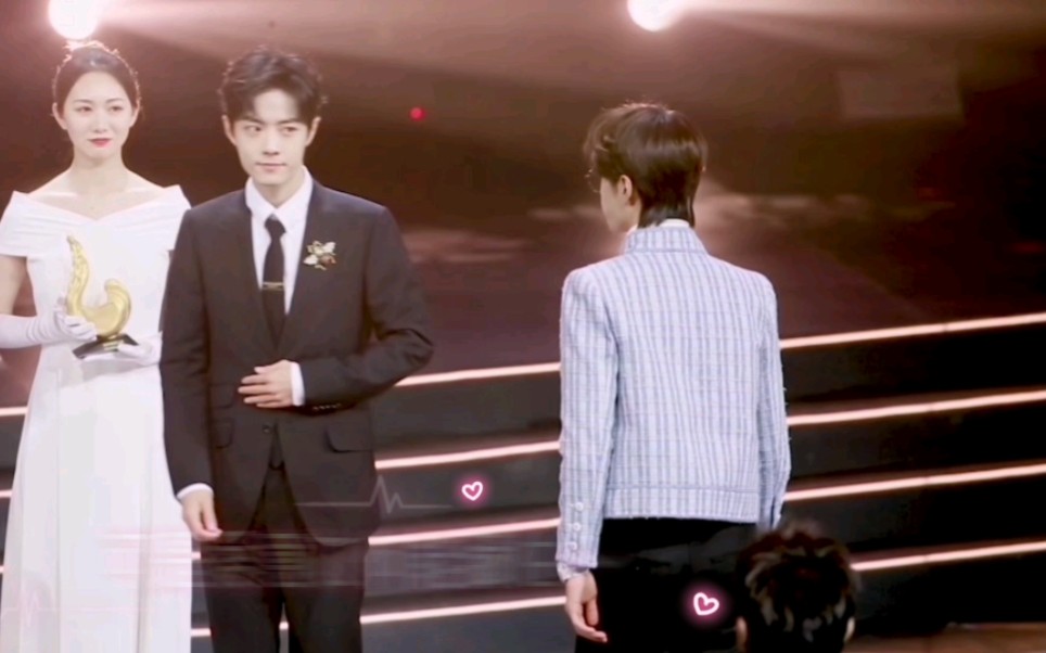 ...2019微博之夜,哥哥弟弟把这场装不熟的戏演的稀碎～”王一博肖战
