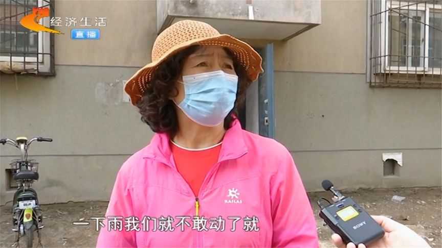 小区路面改造,挖开俩月不动工?居民出行不便,施工单位这样解释