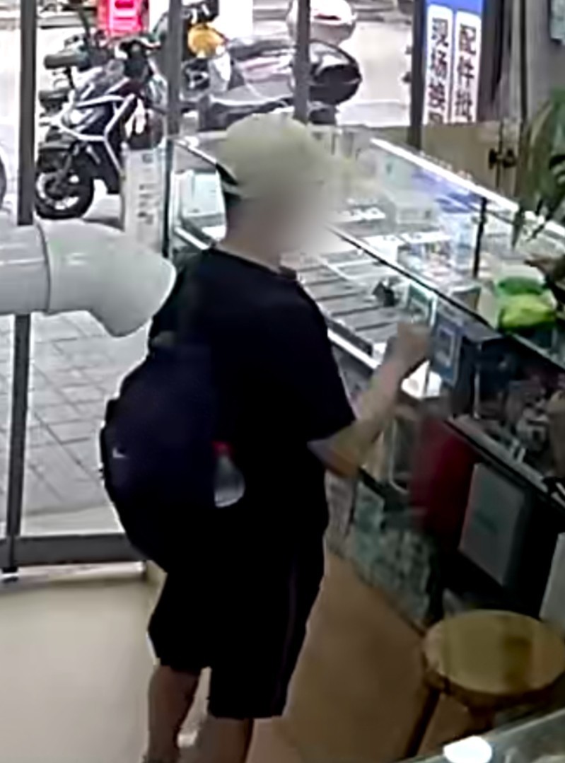 男子潜入手机店暗中调换商户收款码,店主查看监控后迅速报警