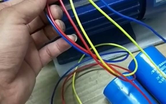 倒顺开关控制双电容电机正反