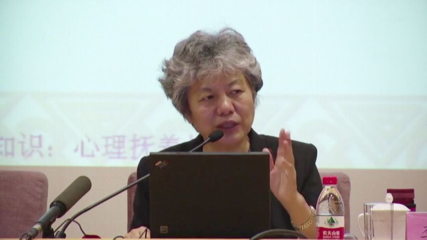 弱小的孩子一定要关爱和帮助,成年后才会回报关爱和帮助