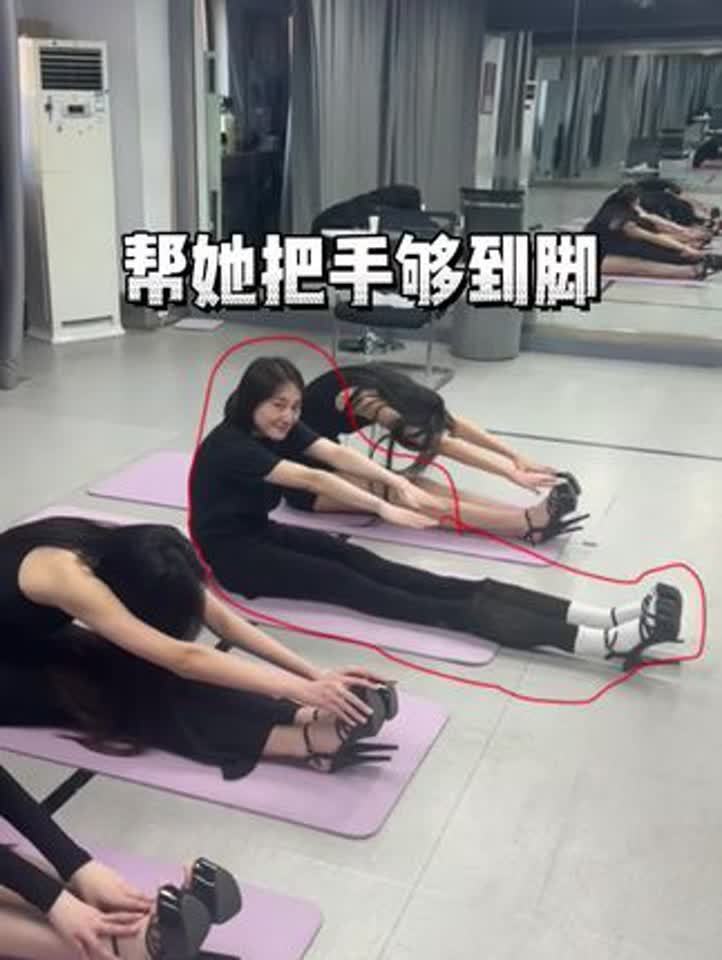 P图强大帮她把手够到脚ps修图前后对比p图强大,ps修图大神 P图强大...